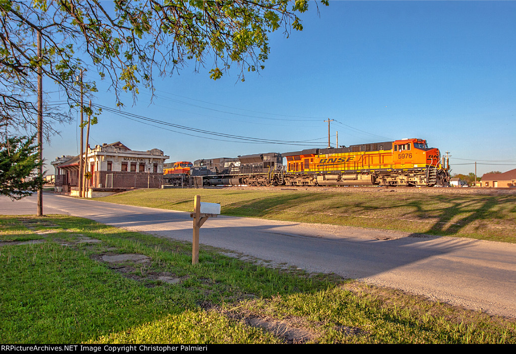 BNSF 5976 Leads H-TULNYF1-10
